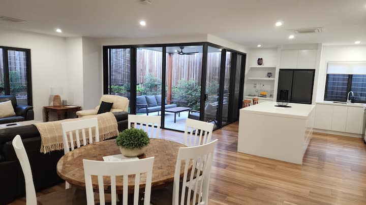 Modern Smart Guest Home - Toowoomba