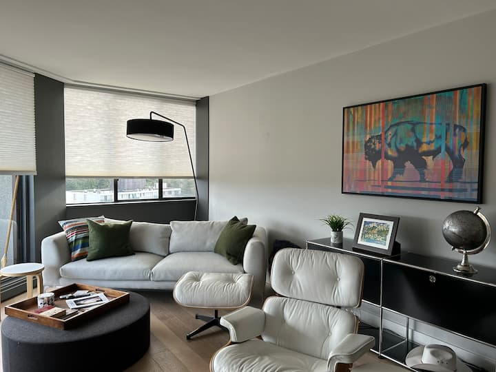 Modern Condo In James Bay - Pool, Gym, Parking - Victoria
