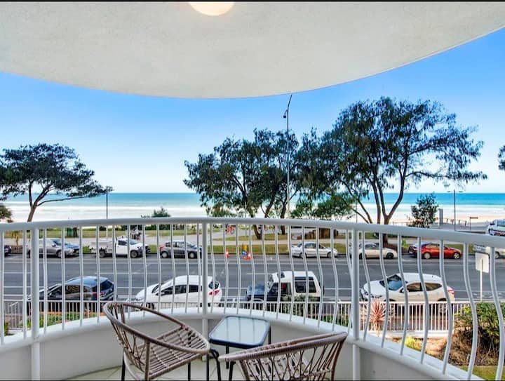 Absolute Beachfront. 60 Steps To The Beach ! - Surfers Paradise