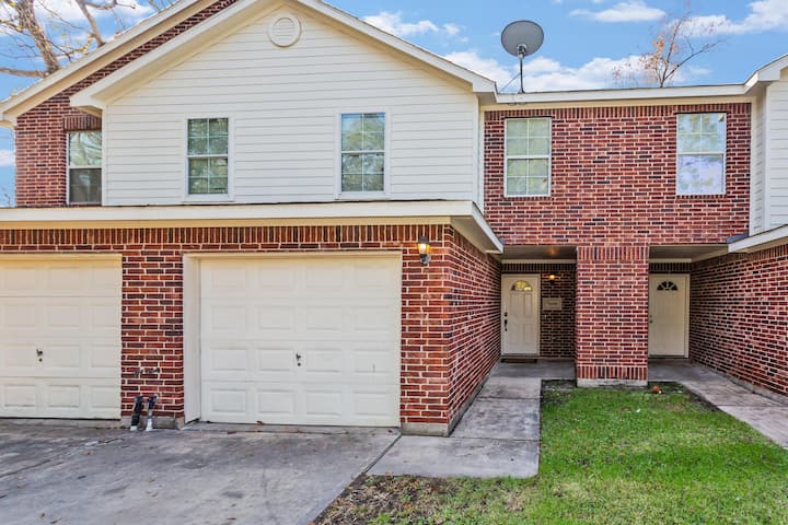 Quiet 3 Bedroom Spacious - Houston, TX