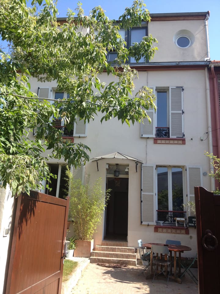 Grande Maison, 4 Chambres En Centre Ville - Saint-Denis, France