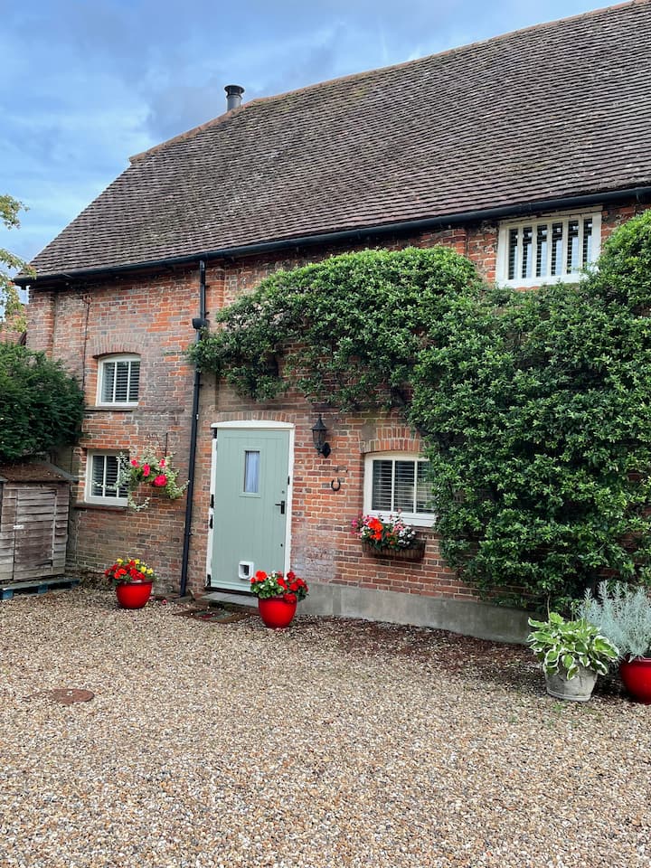 Rustic 17th Century Barn With Wood Burner - Farnham