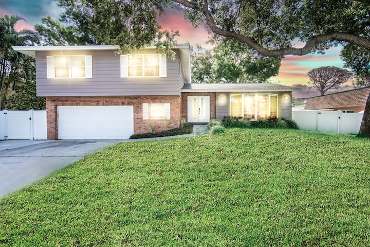 Spacious Villa W/ Heated Pool - Minutes To Beach - Indian Shores, FL