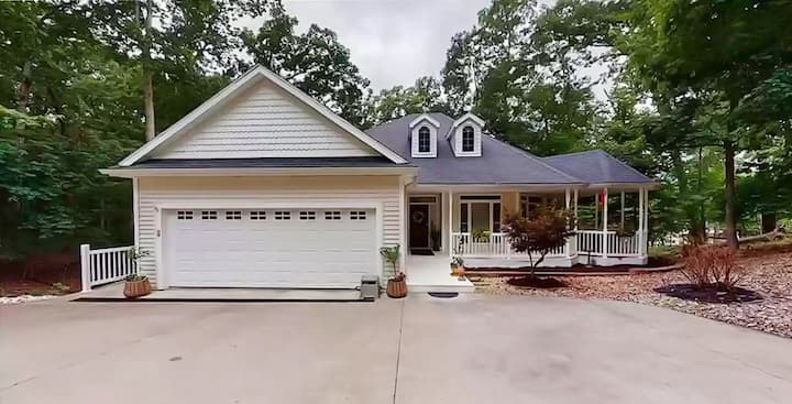 Relaxing 5 Bedroom Home Great For Any Occasion - Lake Ozark, MO
