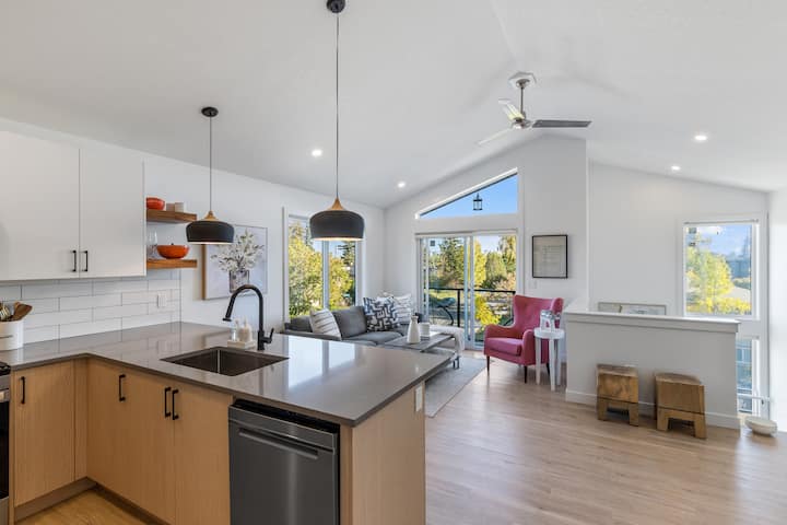 Stylish 2 Beds 2 Baths Townhome | Working Desk - Canada