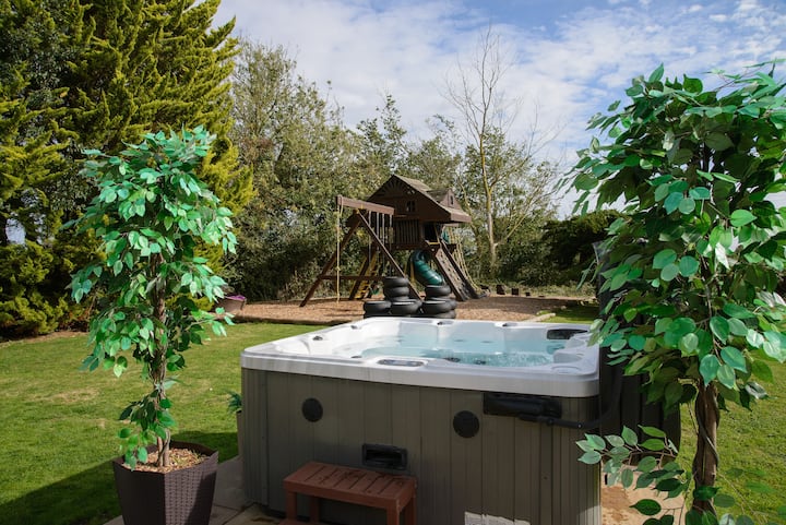 Deluxe 4/5 Bed House With Hot Tub, Cinema Room 15+ - Cambridgeshire