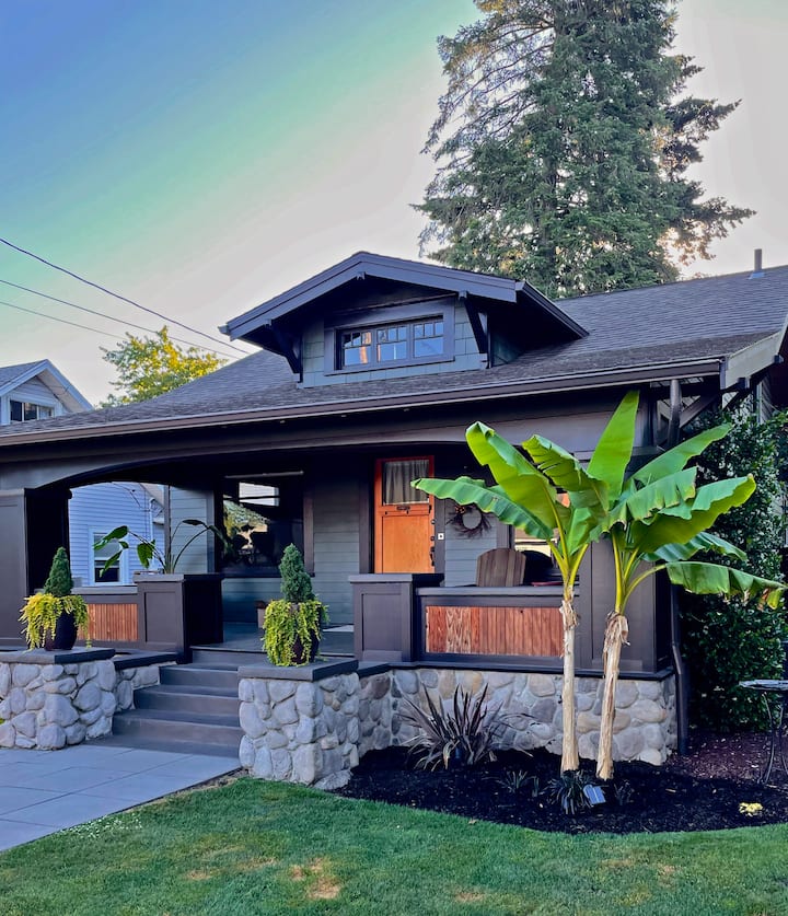 Luxurious, Cozy Bungalow W/ Private Yard + Hot Tub - Portland, OR