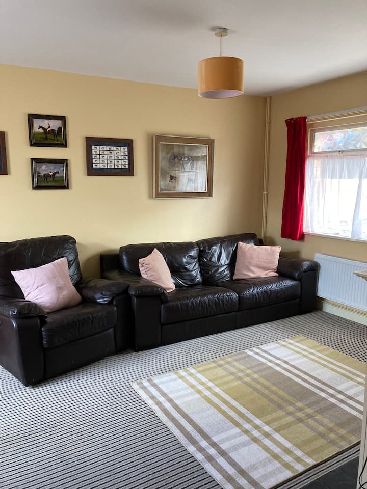 Comfortable 2 Bed Home, Near Town With Parking. - York