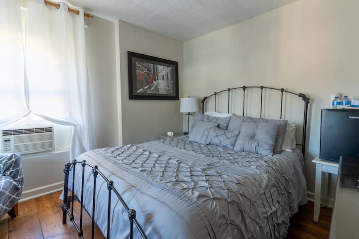 Charming Room In A Hotel With A Hallway Bathroom-8 - Lambertville, NJ