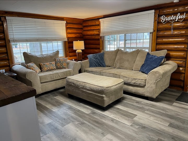 The Spot - Log Cabin And Detached Bunkhouse - Houghton Lake, MI
