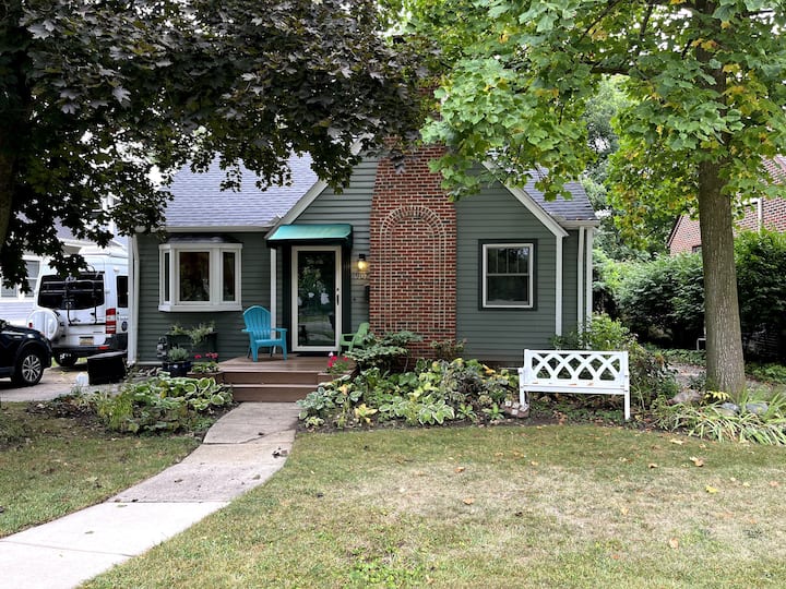 Cozy 3 Bedroom Home Near Stadium & Free Parking - Ann Arbor, MI