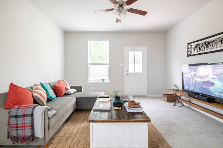 Traveler House Malinki Bedroom - Tomball, TX