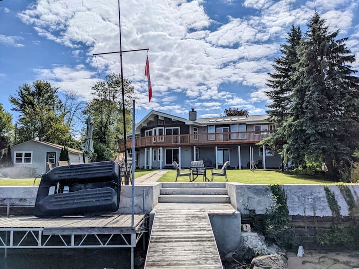 3 - Bedroom Cottage Getaway - Family-friendly - Ottawa