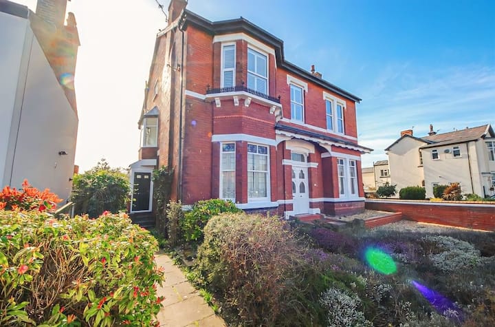 Spacious, Victorian 2 Bedroom, Birkdale Apartment - Southport
