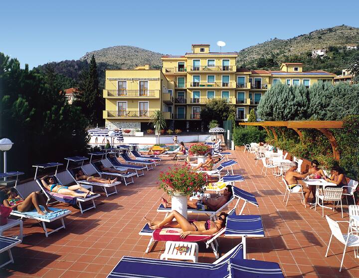 Pool&tennis 5 People Pietra L. - Pietra Ligure