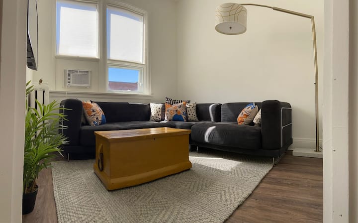 Stylish 2br - Downtown / 5 Min To Waterfront - North Bay