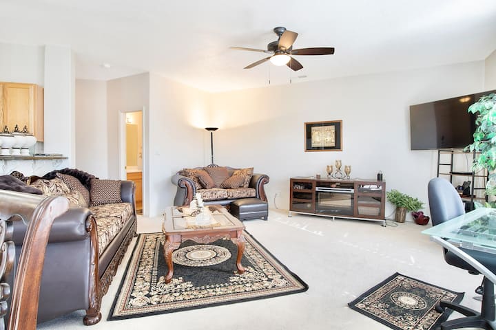 Perfect Private Albuquerque Getaway Near Uptown! - 阿爾伯克基