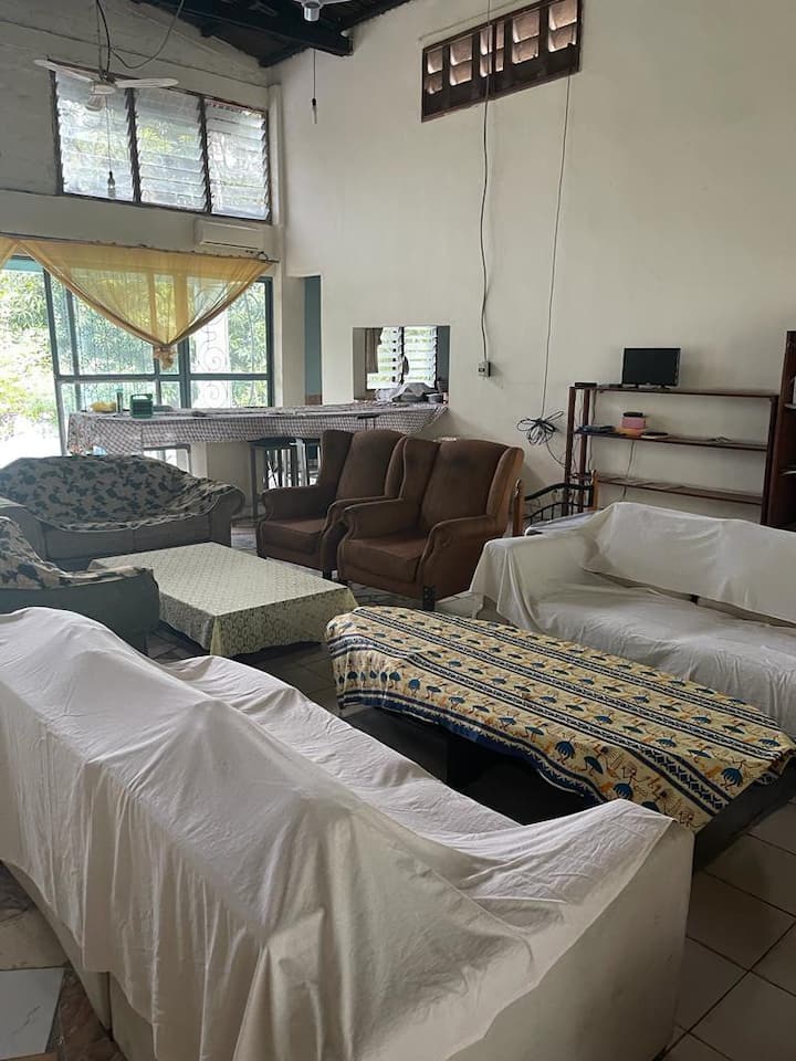 Villa à Maluku De 4 Chambres Pour Vous Détendre. - Kinshasa