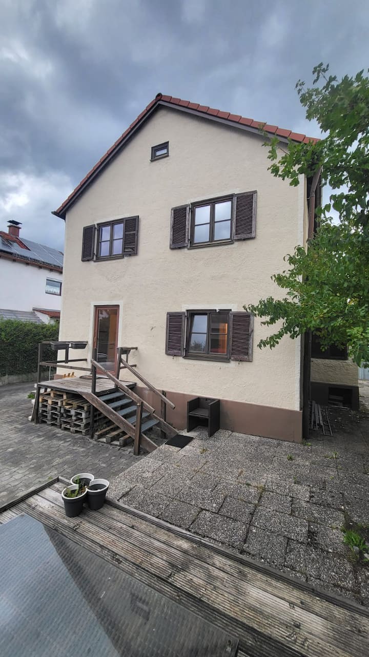 Mitten In München, Tolle Wohnung
Mit Großem Garten - Oberschleißheim