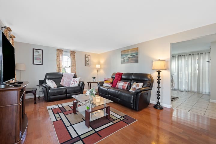 Welcoming, Cozy & Family Friendly 3 Bedroom House - Worcester, MA