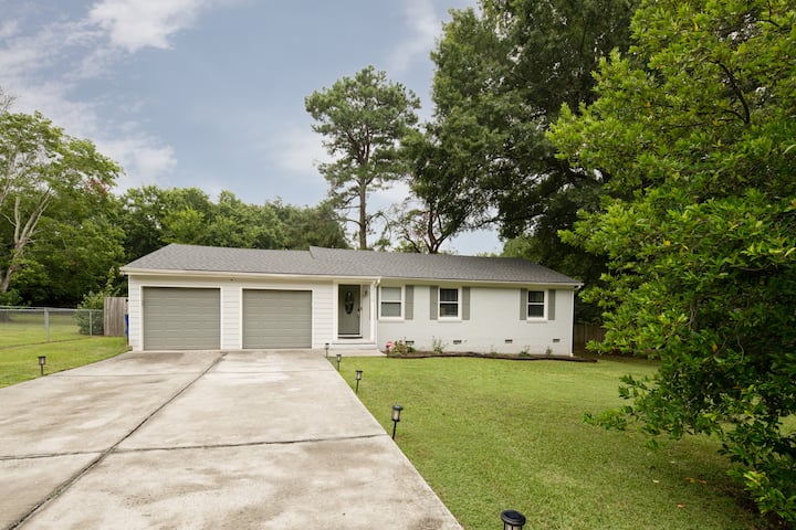 Cozy 3-bedroom Home With Spacious Outdoor Area - Raleigh, NC