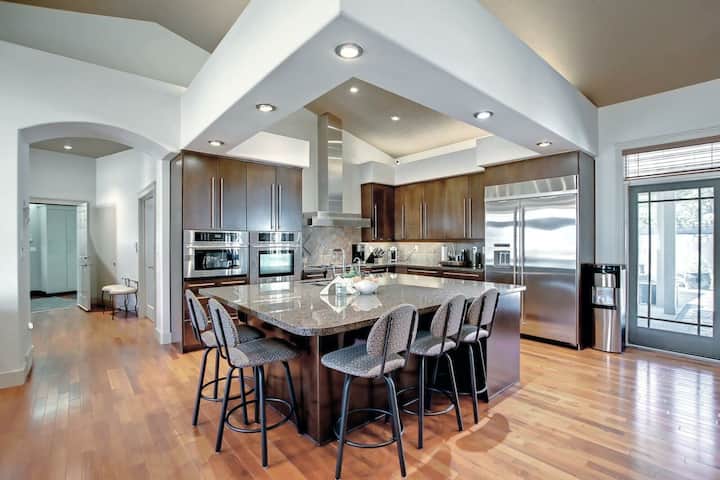 Coulee Estate | Hot Tub • Pool Table • Sleeps 10 - Drumheller