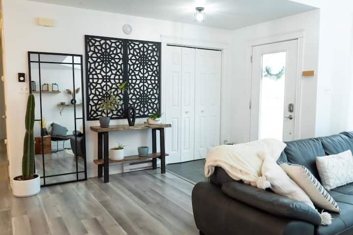 Charming 3-bedroom Upper-level Home - Moncton