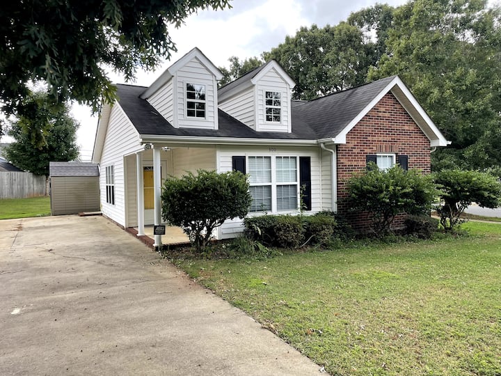 Comfy 3 Bedroom Home On Lleweylyn Street. - Belmont, NC