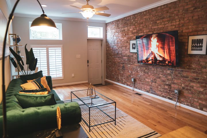 The Kenwood - Luxe House Near Hopkins | Queen Bed - Baltimore, MD