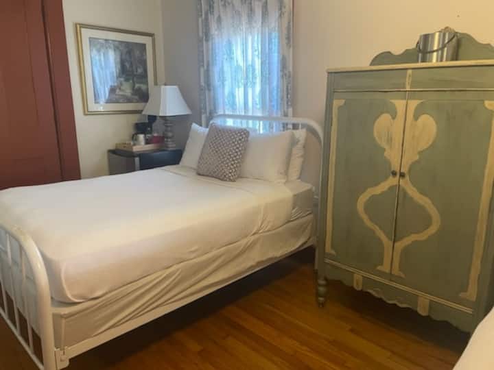 Live Oak Cabin - Lafayette, LA