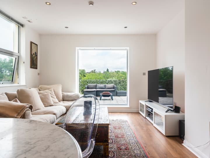 Hampton 2-bed Apartment – Convenient Parking - Surbiton