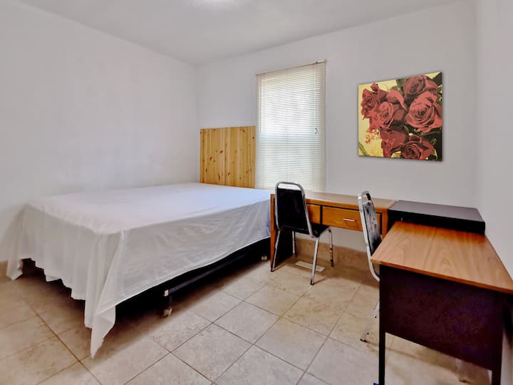 月租折扣50%起/溫馨大床間@市區獨棟平房+近巴士/lrt站+免費大流量wifi+居家辦公超大空間 - Edmonton