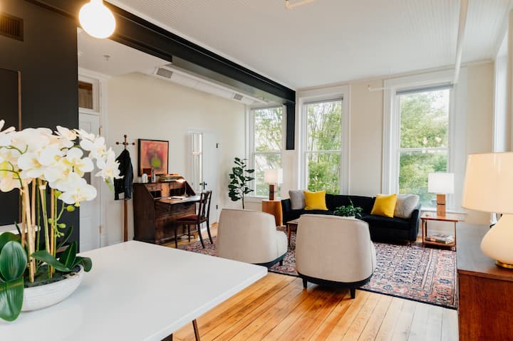 In The Epicenter Of Downtown Asheboro! - North Carolina Zoo, Asheboro