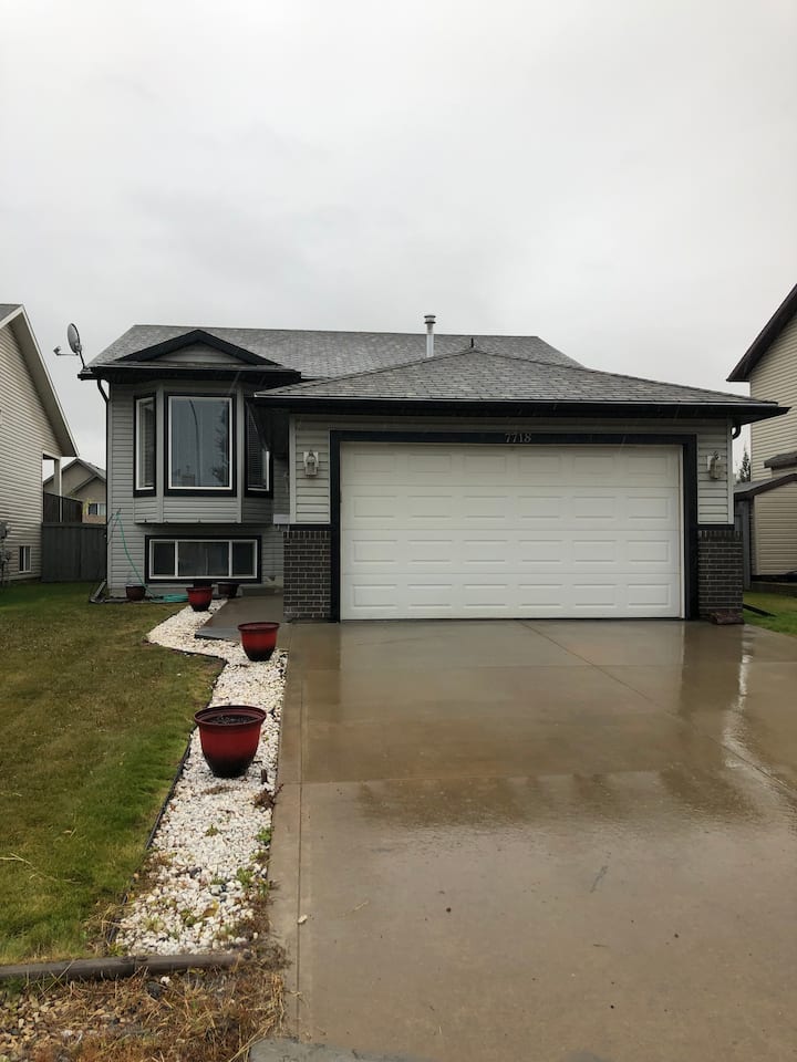 Beautiful Cozy 5 Bedrooms 3full Bath House - Grande Prairie