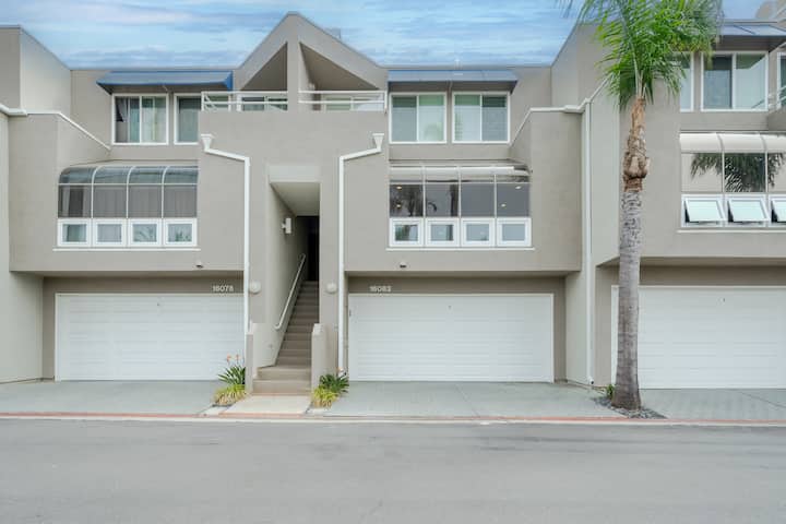 Immaculate, Steps From The Water. Harbour View. - Huntington Beach, CA