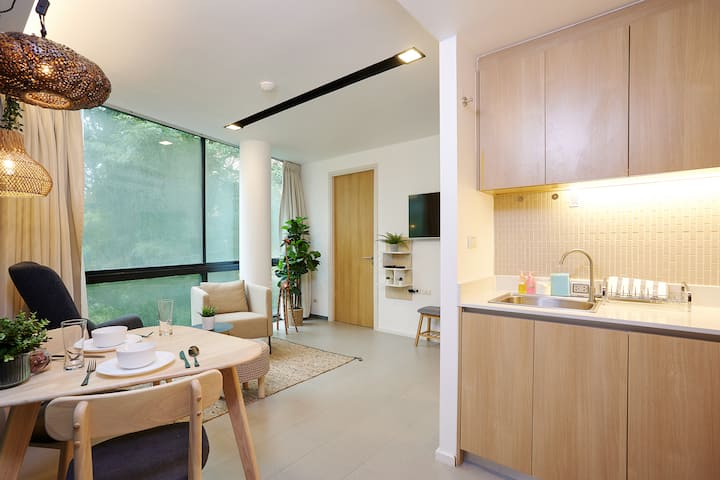 Green View Stylish Condo 5 Min Walk Bts Ploenchit - Bangkok