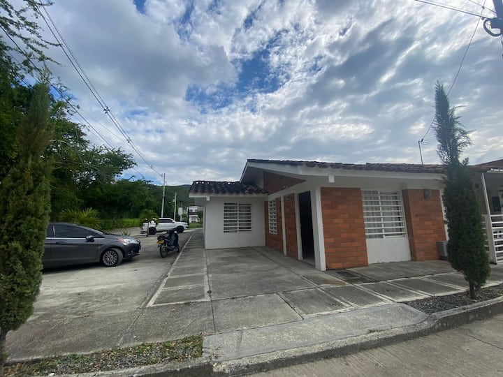 Agradable Casa Con Estacionamiento - Roldanillo