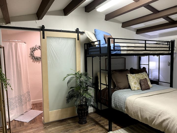 Adorable Front Cottage! - Davis, OK