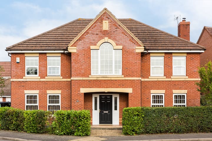 Modern 4bed Warwick Family Home With Parking - Warwick