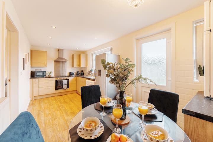 35% Off | Groups & Families • 5 Beds • Parking! - Leeds