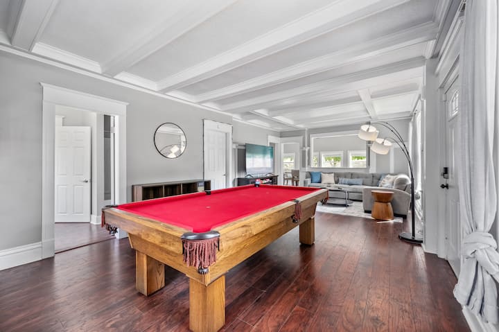 Vibrant Home 5 Mins From Downtown With Pool Table - Fort Wayne, IN