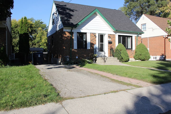 Freshly Renovated 3 Bed 2 Bath With Hot Tub - Toronto