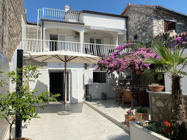 A Cozy Home In The Heart Of Old Murter, Croatia - Tisno