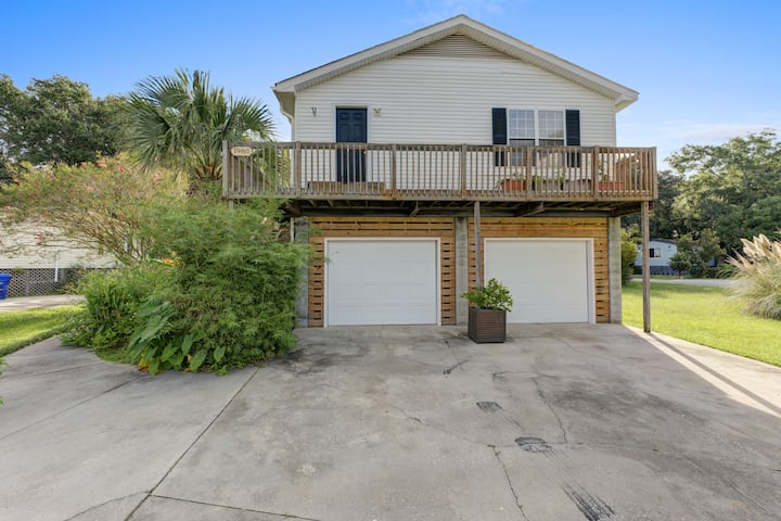 Breezy Bohemian Bungalow By The Beach - James Island, SC
