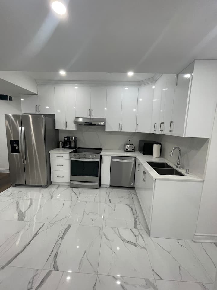 Luxury & Spacious 2 Bedrooms Serviced Apartment - Brampton