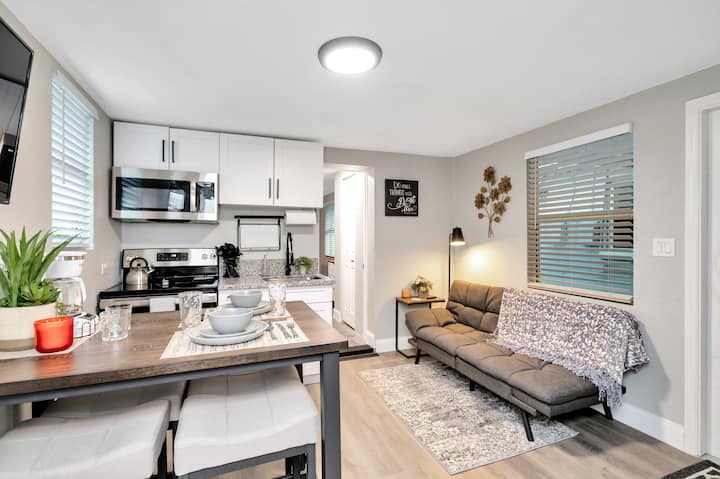 Newly Updated Modern 1-bedroom Private Guesthouse - Clearwater, FL