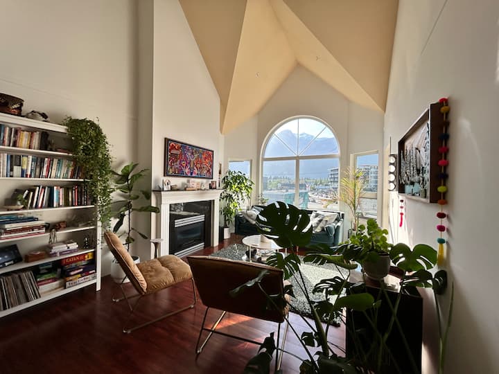 Lovely 2-bedroom Loft With Indoor Fireplace - Squamish