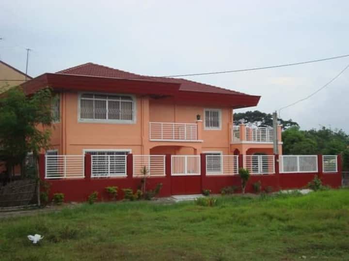 Cheerful 3-bedroom Townhouse With Free Garage - Maragondon