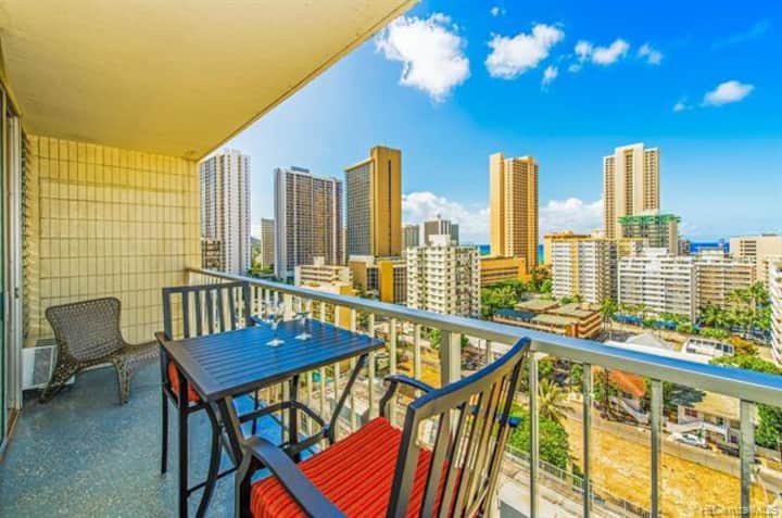 Downtown Waikiki, Beach, Breeze, Ocean Views. - Honolulu, HI