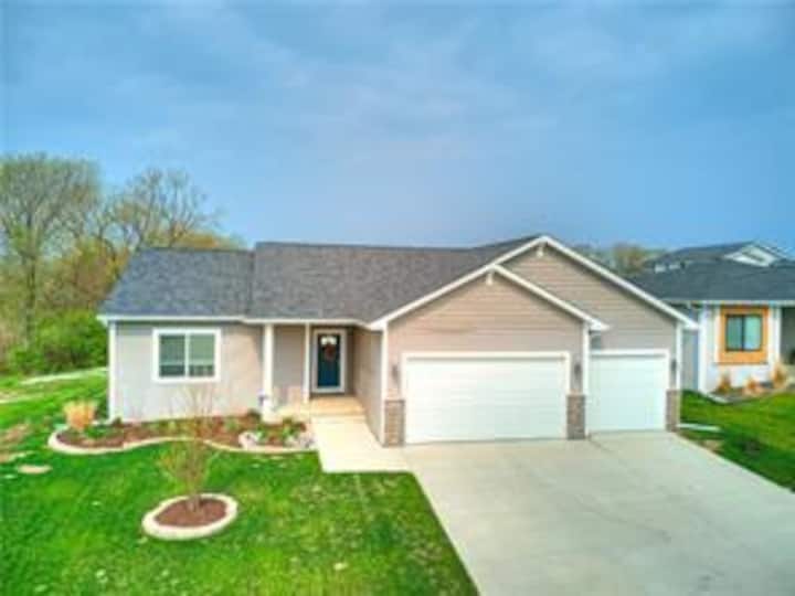 Modern 6 Br 3 Ba Home Near Basketball Tournaments - Ames, IA